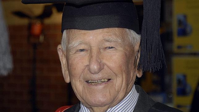 Un australiano de 97 años, el graduado universitario más viejo del mundo