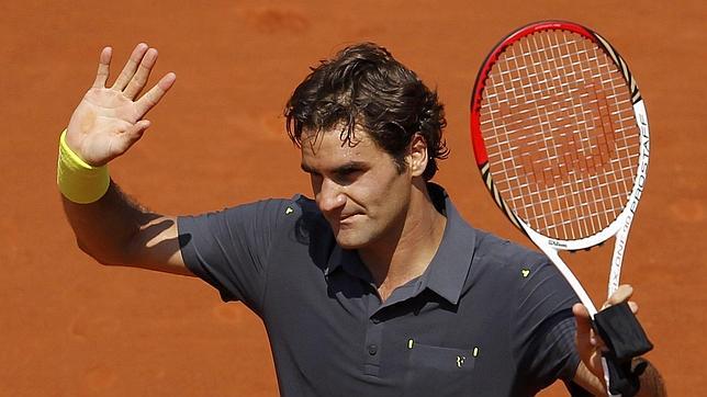 Federer cumple en su debut parisino