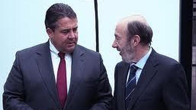 Rubalcaba intenta llenar el «vacío» de agenda internacional que imputa ...