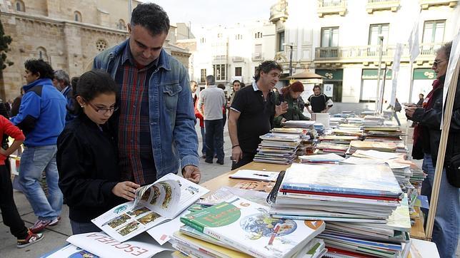 Zamora protesta contra los libros escolares de «usar y tirar»