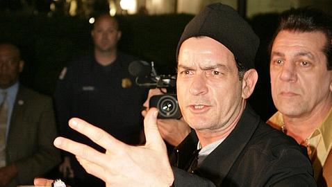 Charlie Sheen, compuesto y sin diosa