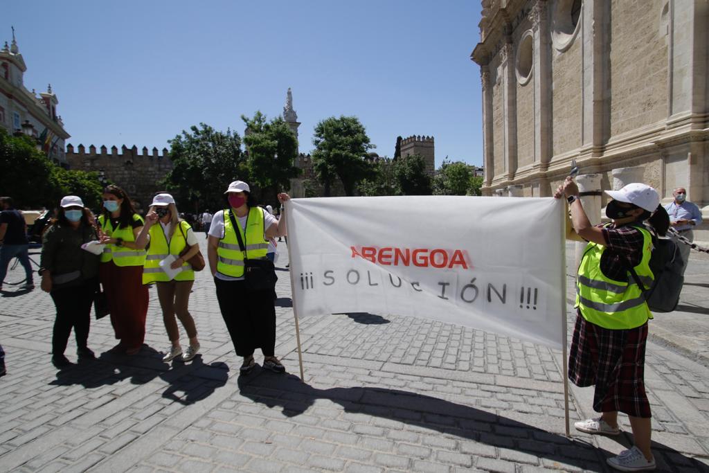 Trabajadores de Abengoa se manifiestan ante la sede de la Confederación ... Trabajadores de Abengoa se manifiestan ante la sede de la Confederación ...