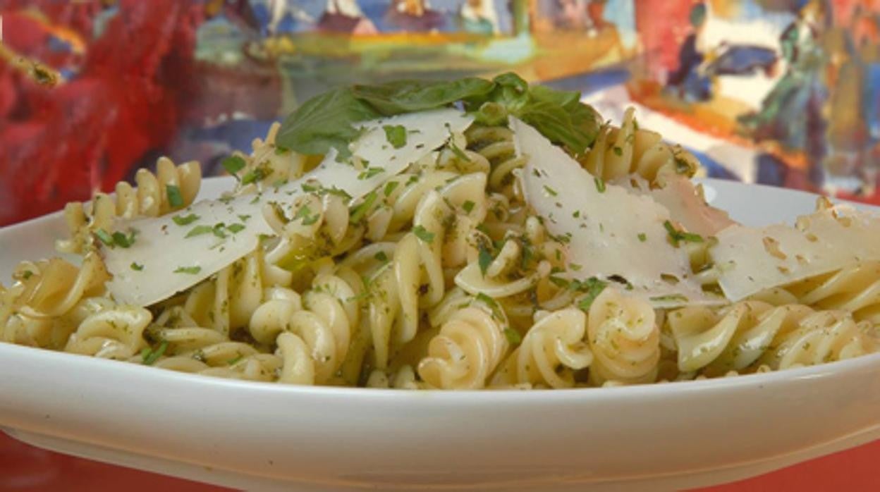 Prepara este exquisito plato de fusilli con pesto en solo cuatro pasos
