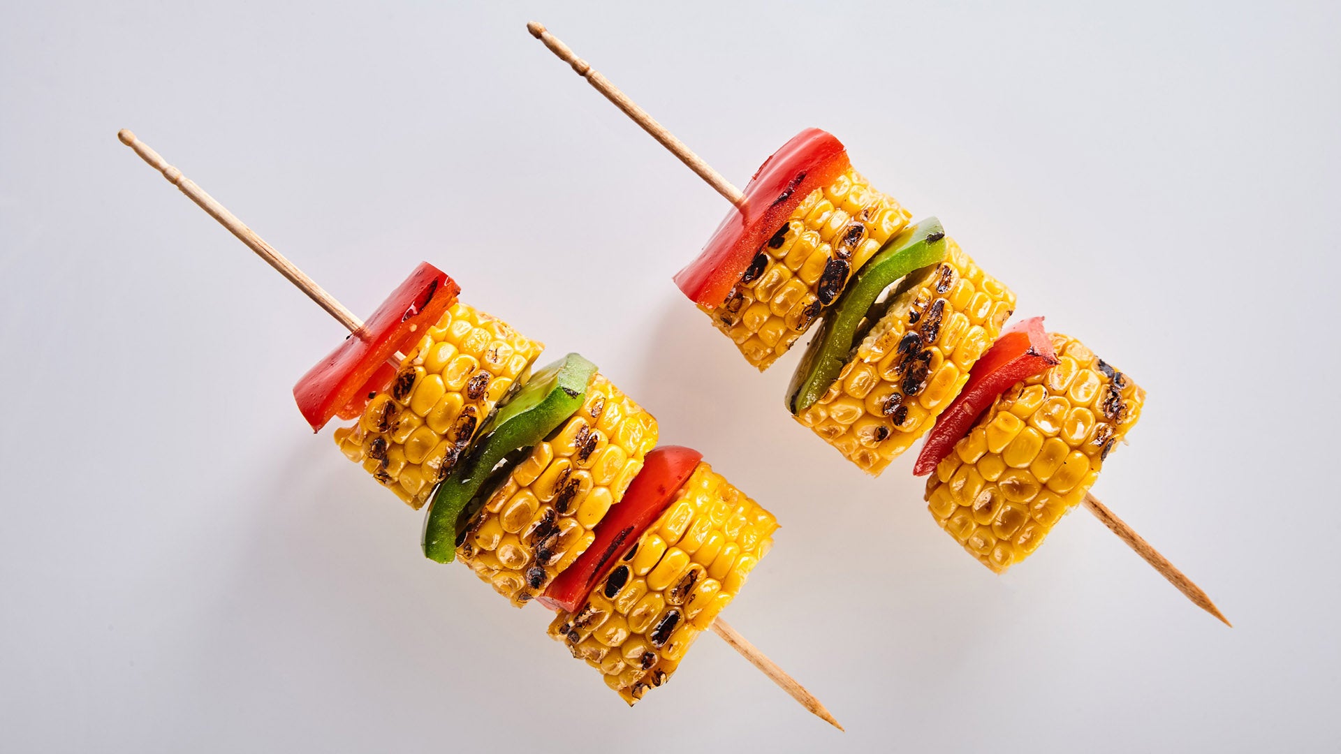 Mini brocheta de maíz con pimientos baby - Gurmé