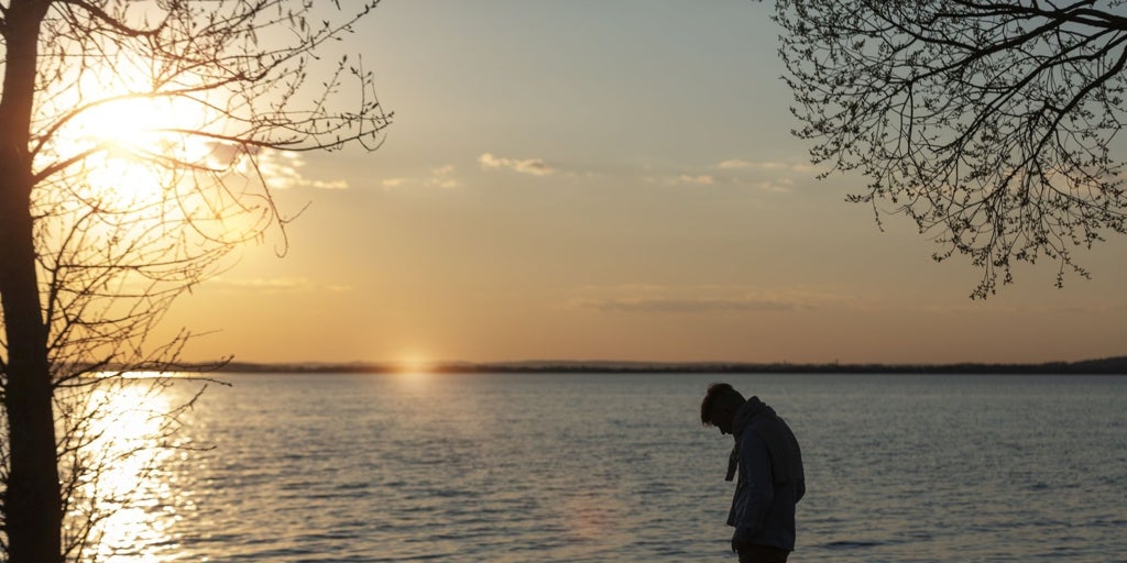 Los beneficios de la soledad: la emoción desagradable que puede ayudar ...