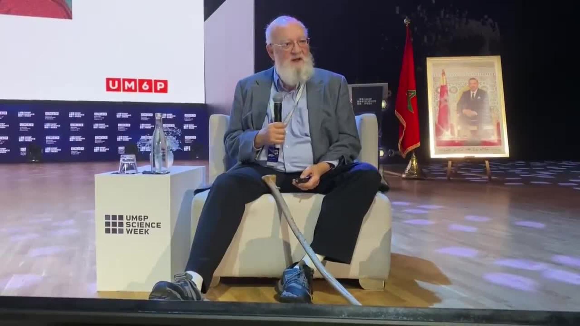 El filósofo Daniel Dennet previene de la IA: Es un "arma de engaño masivo"