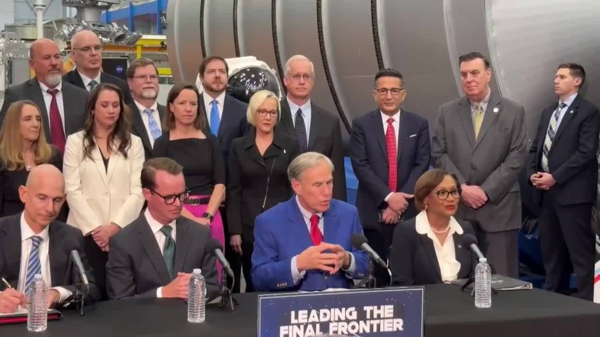 El gobernador de Texas, Greg Abbott, visita la sede de la NASA en Houston