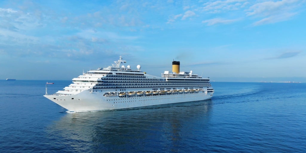 ¿Por qué los barcos flotan en el agua?