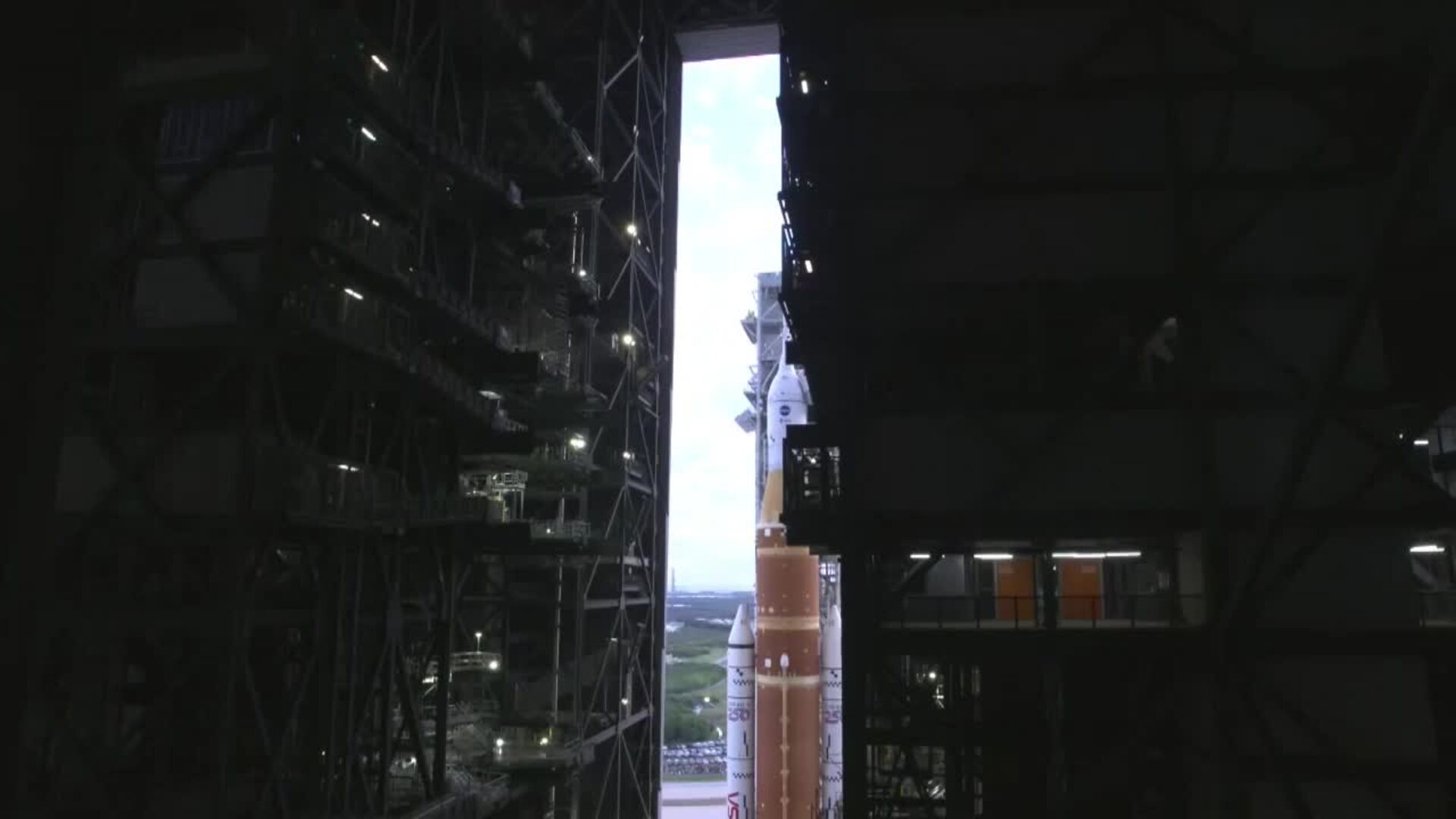 La NASA exhibe Artemis II: el cohete que transportará una misión ...