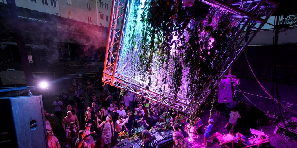 Qué es una 'rave', la fiesta que ha prohibido Meloni en Italia