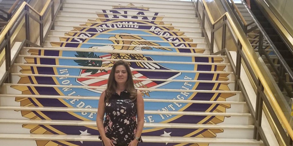 Isabella Maldonado, la expolicía que cambió placa y pistola por los ...