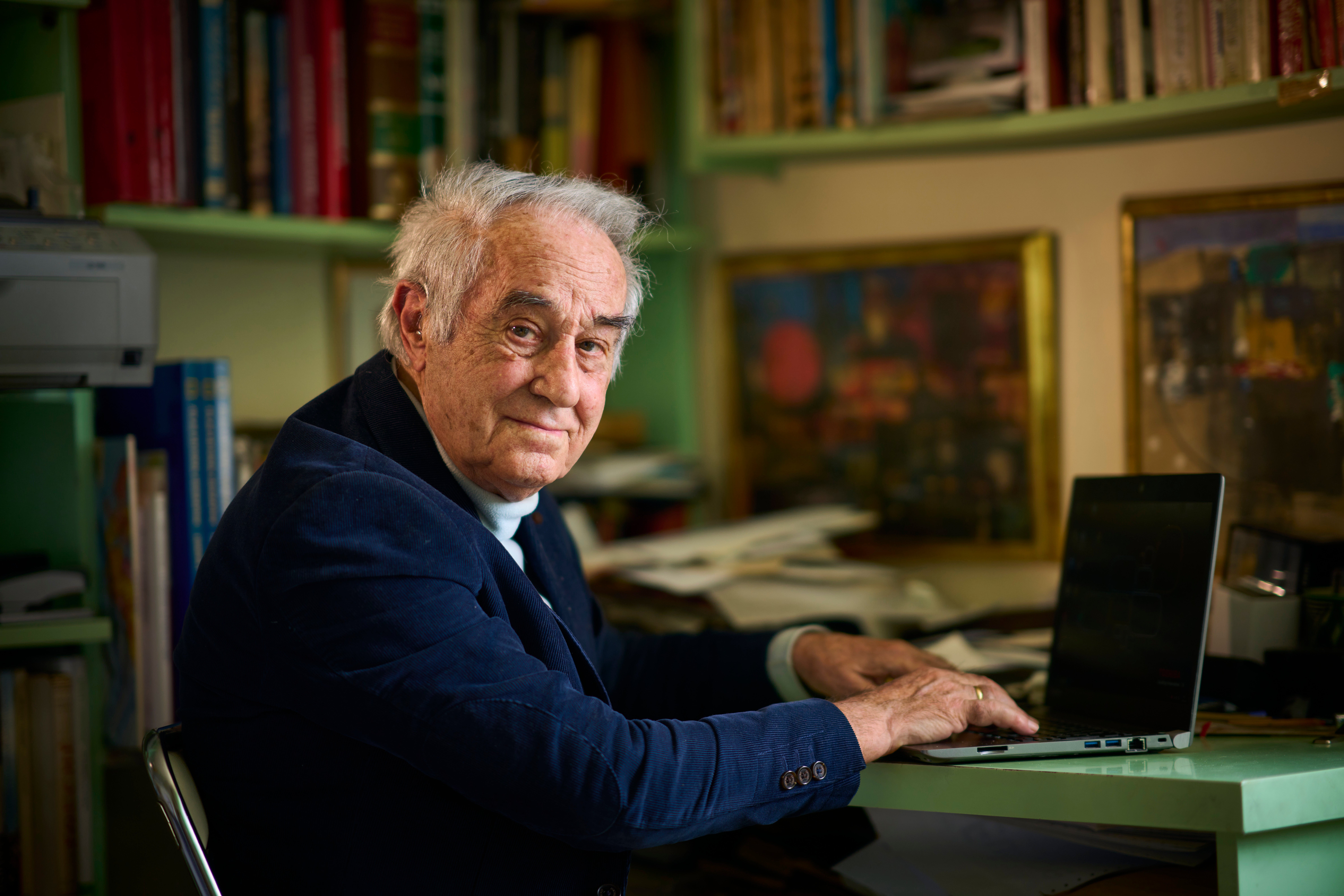 La vida del periodista José María Carrascal, en imágenes