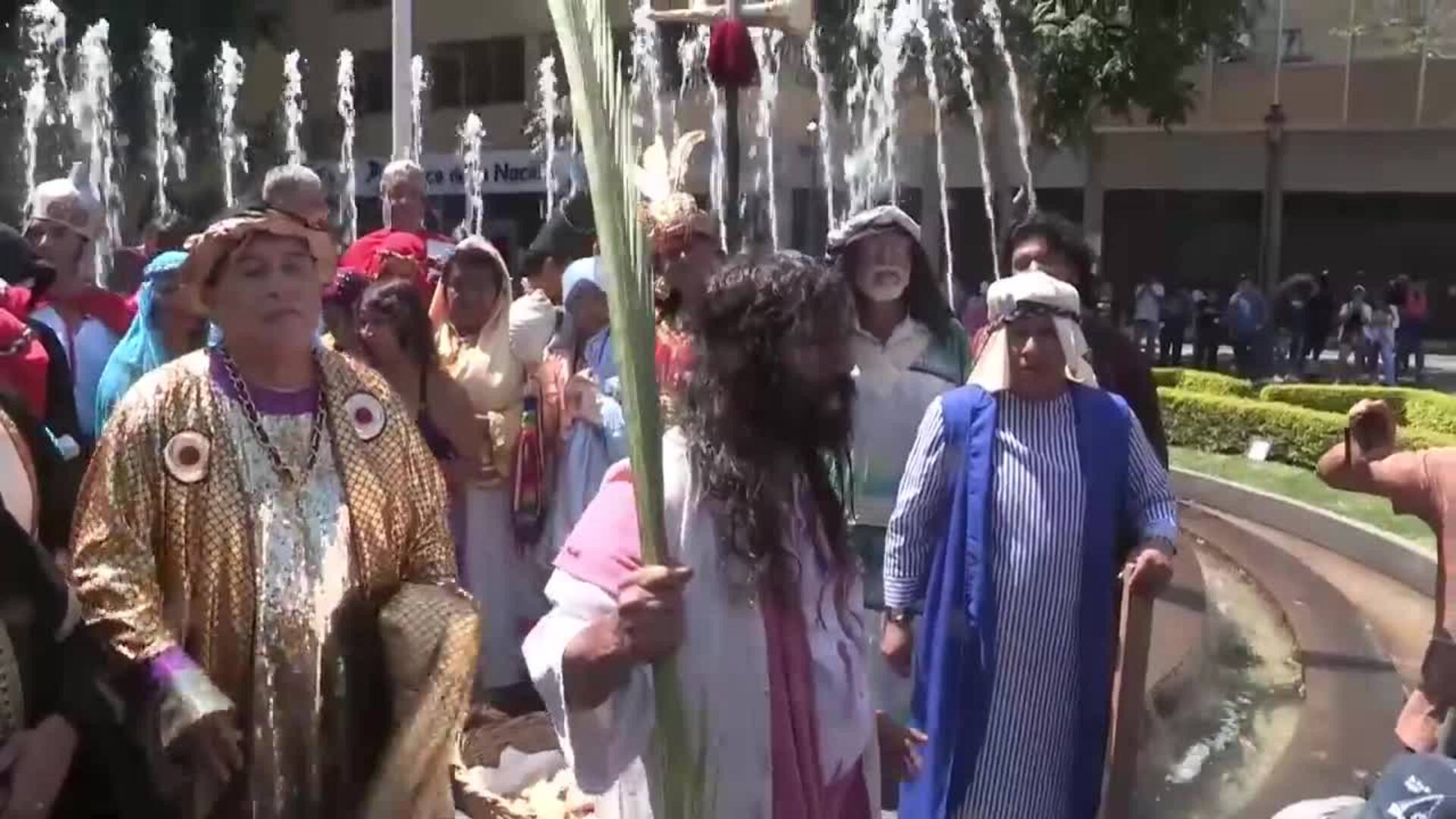 El "Cristo Cholo" recorre las calles de Lima seguido por cientos de ...