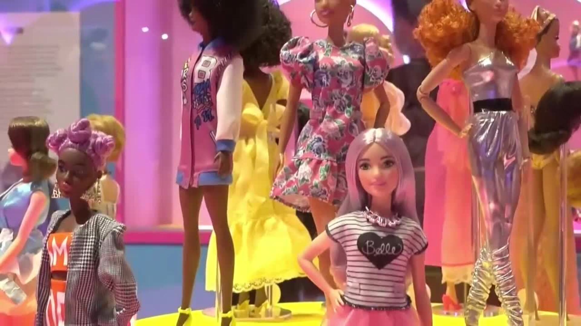 El Museo de Diseño de Londres presenta una exposición de Barbie por sus ...