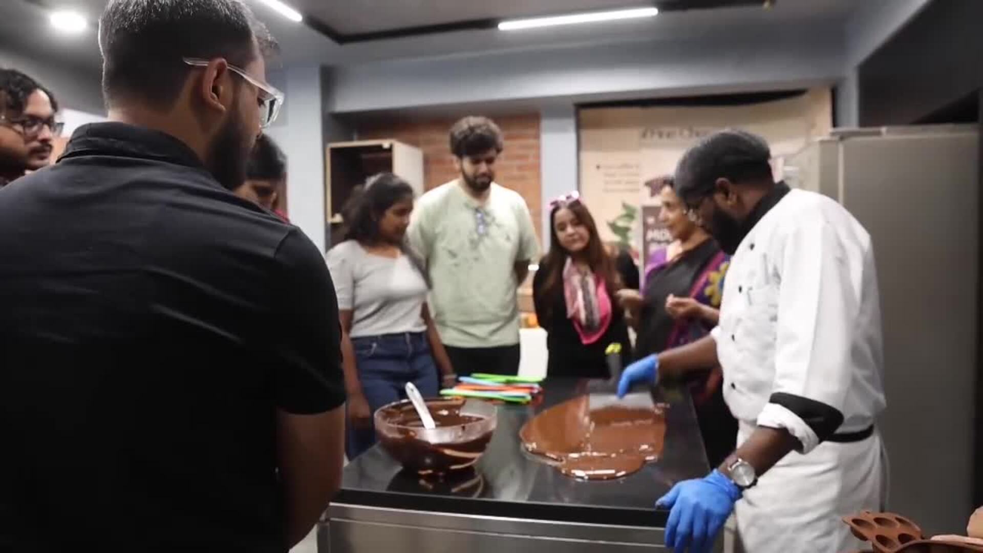 Un grupo de indios celebra el Día Mundial del Chocolate con una cata de ...