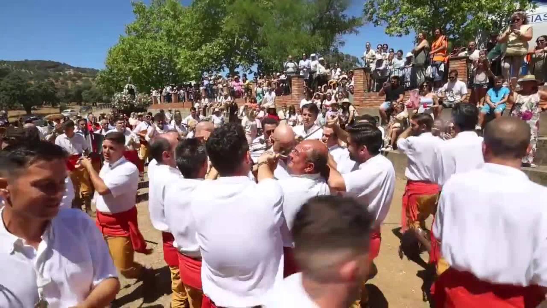 Obejo (Córdoba) danza al son de las espadas para homenajear a su patrón ...