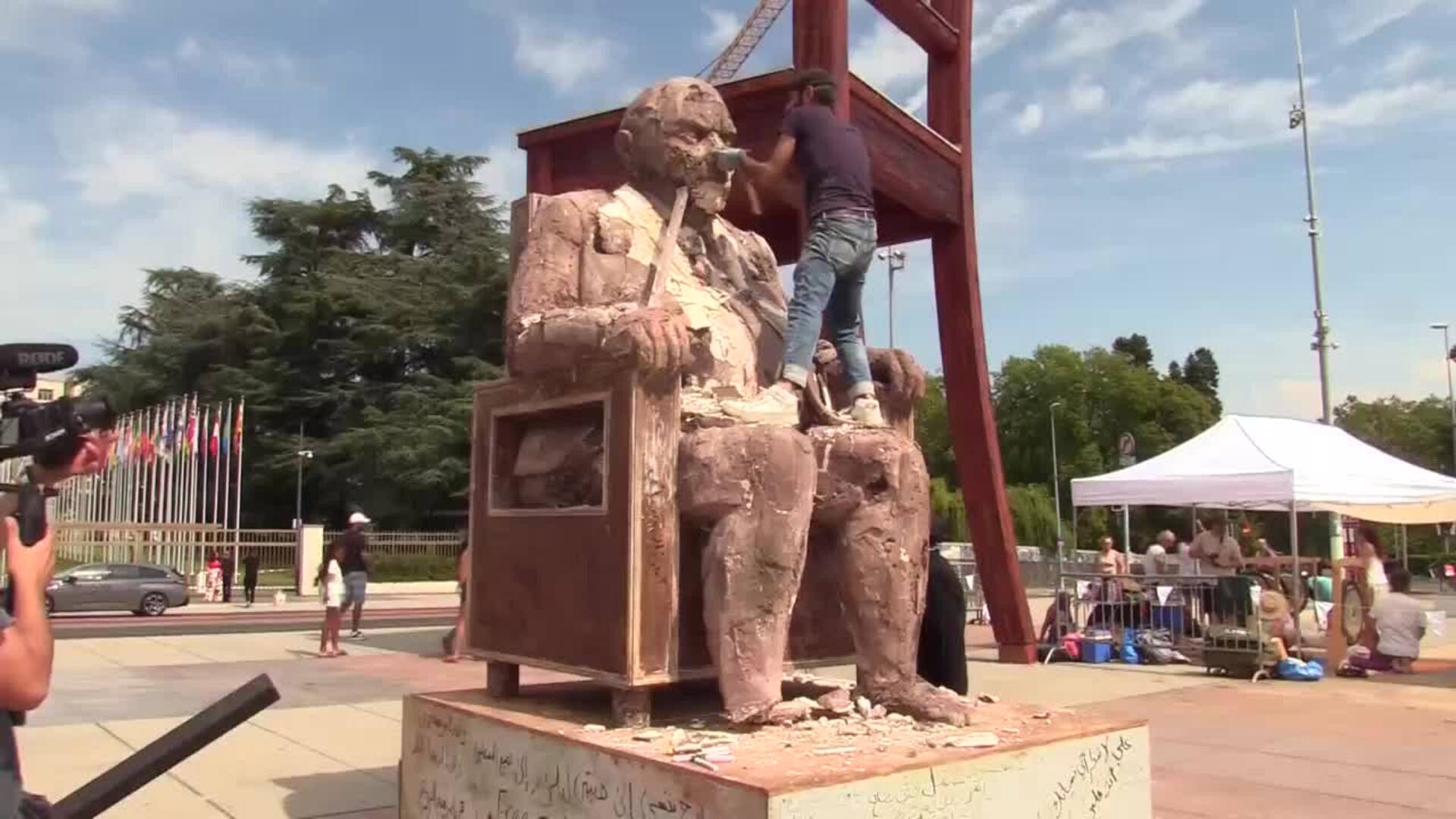 Un artista sirio destruye una obra frente a la ONU para denunciar ...