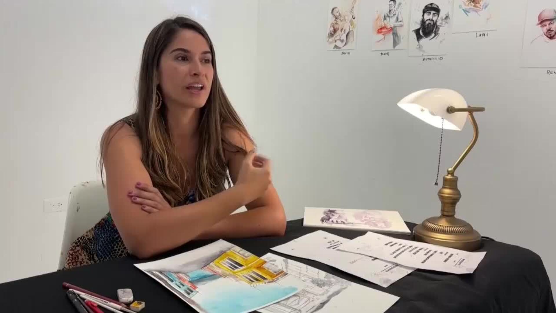 Ilustradora española María Emegé expone los bocetos creados en la gira ...