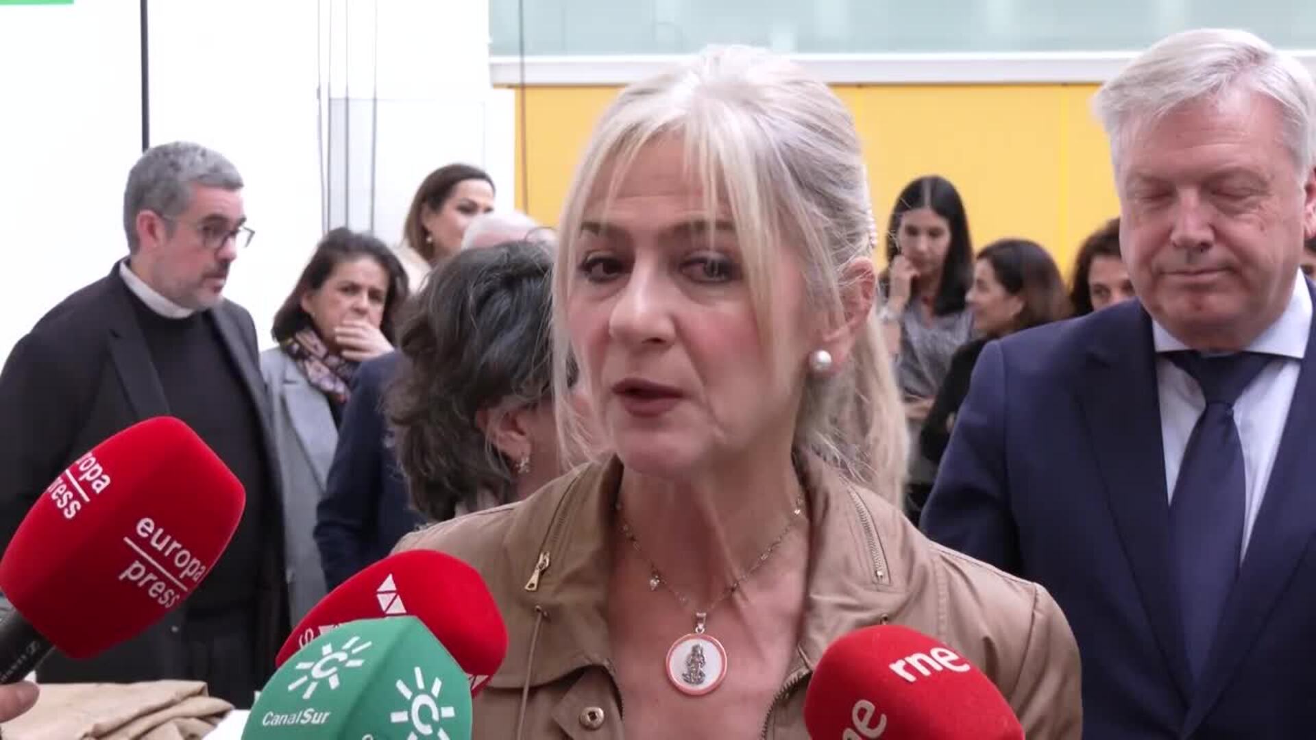 Restauran el Dosel del Corpus y el Terno Blanco de Virgen de los Reyes ...