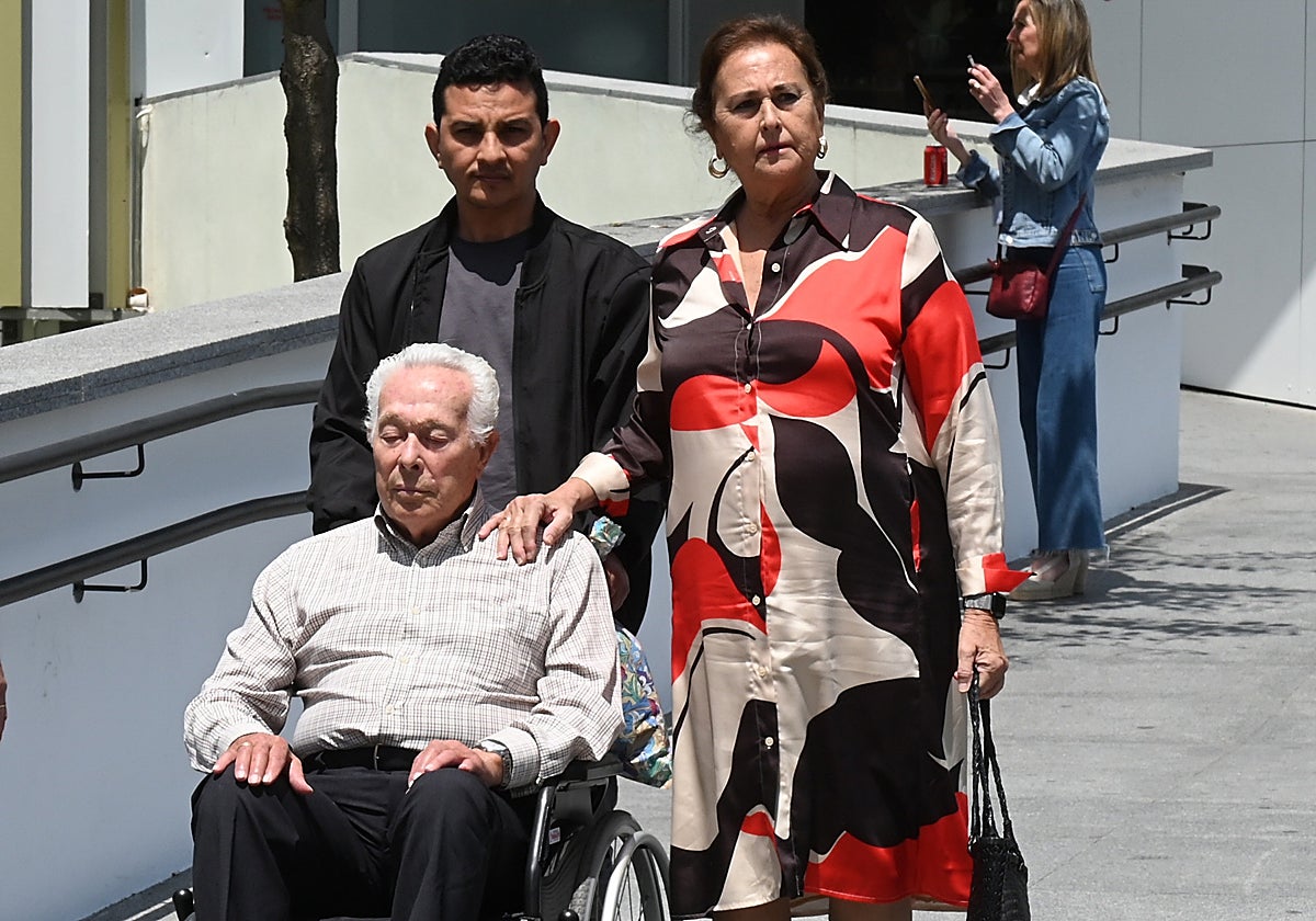 Curro Romero recibe el alta hospitalaria tras su ingreso por una infección renal