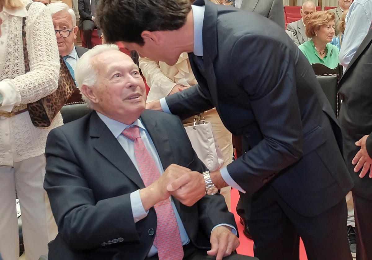 Curro Romero se encuentra estable y sin fiebre en el Hospital Virgen Macarena de Sevilla