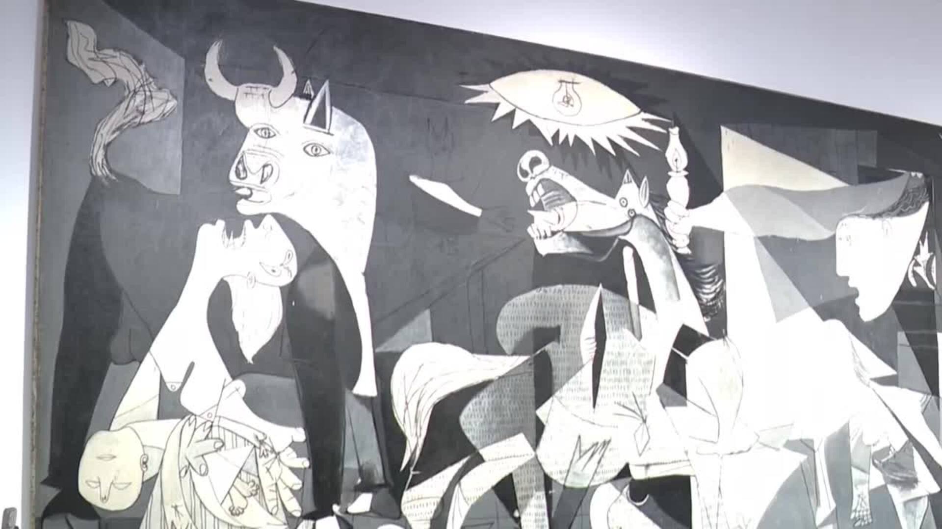 Zelenski admira junto a Sánchez el 'Guernica' de Picasso en el Museo ...