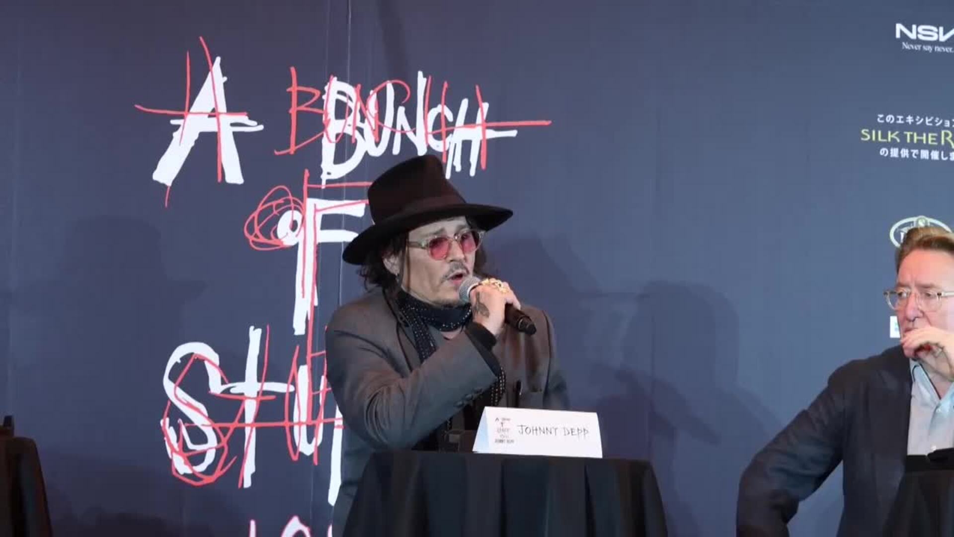Johnny Depp lleva a Tokio su arte en el debut internacional de 'A bunch of stuff'