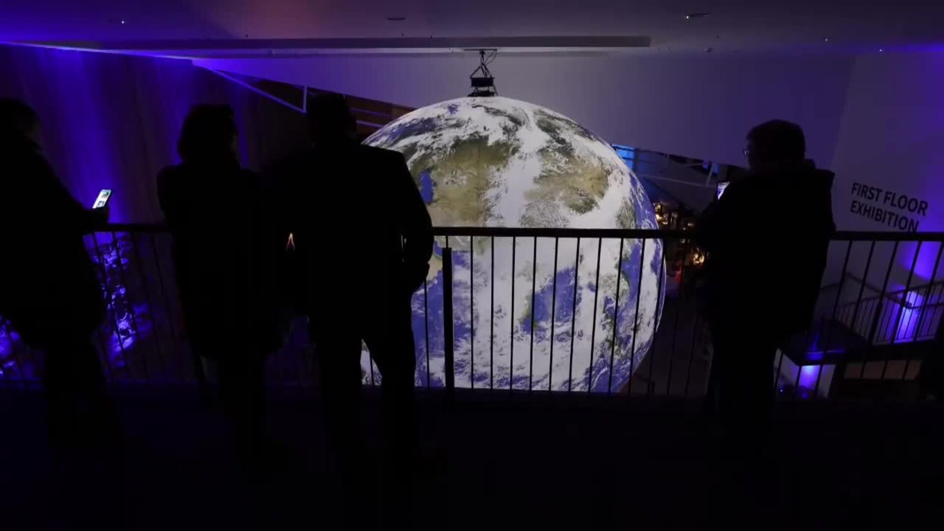 El artista Luke Jerram expone una esfera gigante creada con imágenes ...