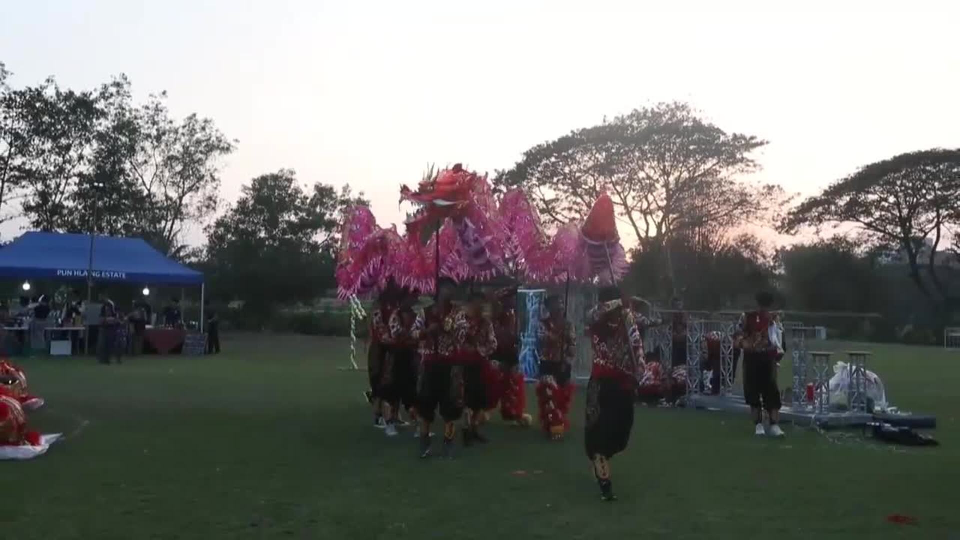 Espectáculo de danza en Birmania en vísperas del Año Nuevo Lunar chino
