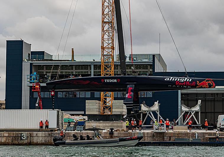 El Alinghi Red Bull Racing empieza el traslado a su base del Muelle de ...