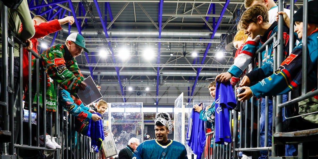 La sorprendente aventura sobre hielo de Cech, mítico portero del Chelsea