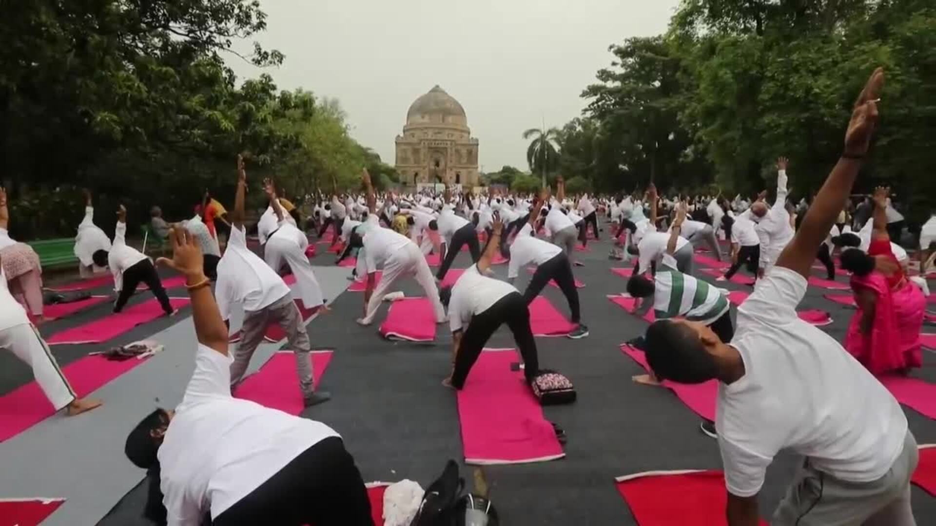Indios celebran el Día Internacional del Yoga en Nueva Delhi