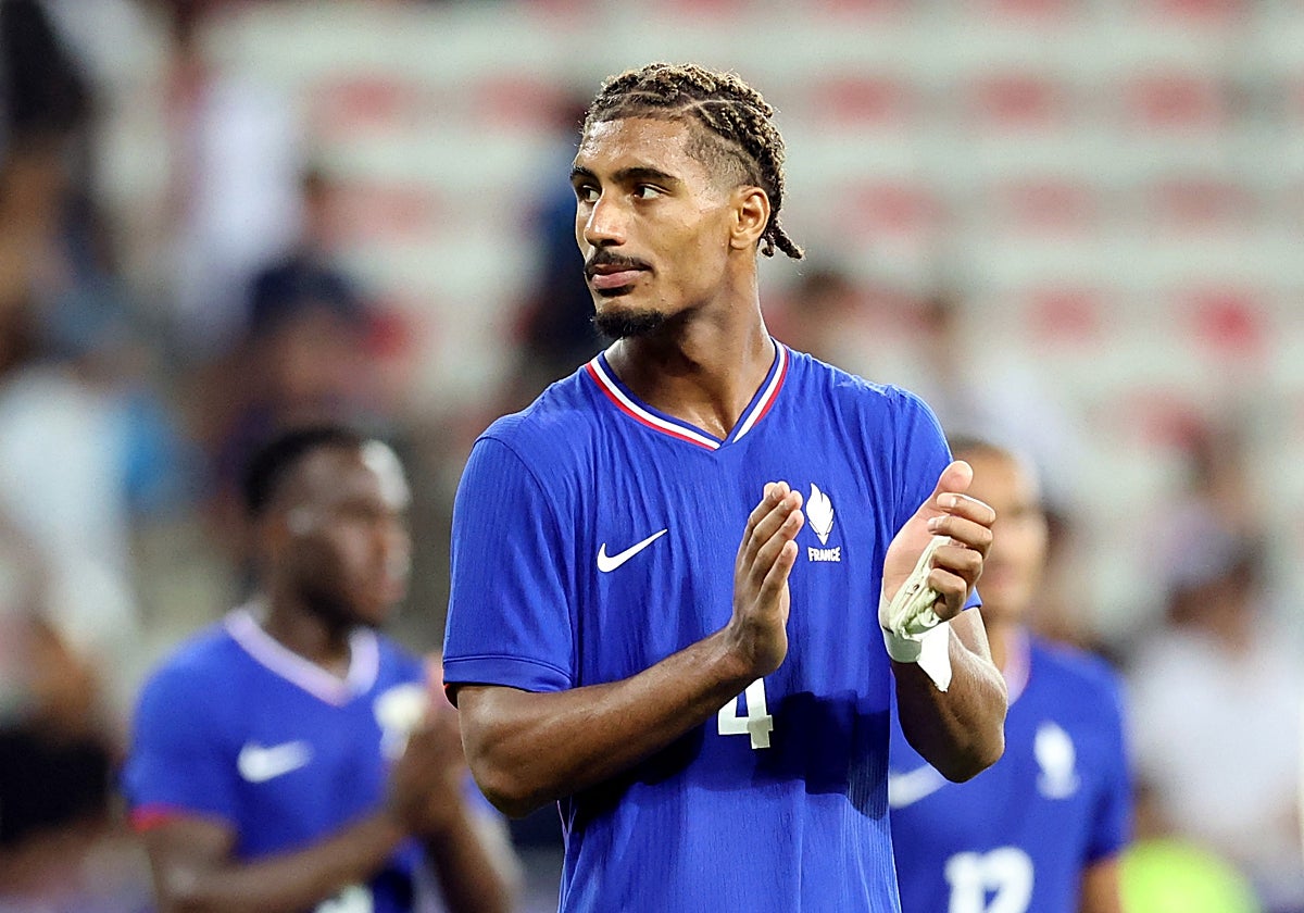 Badé: titular y 90 minutos en la victoria de Francia