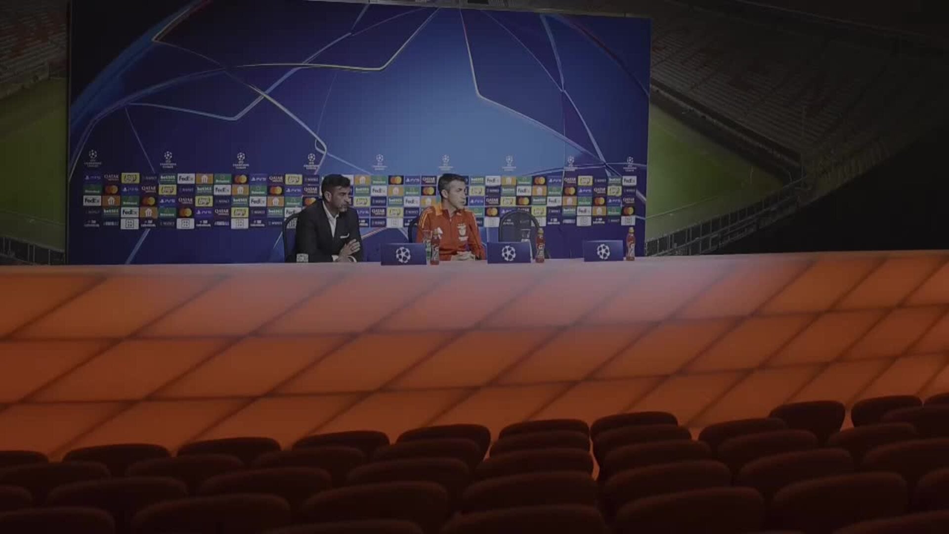 El jugador del Benfica Jan-Niklas Beste asiste a una rueda de prensa en ...