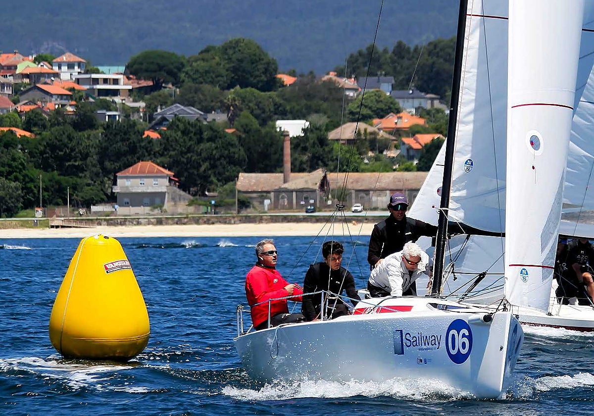 Victoria de Abril Rojo en las J70 Sailway Series