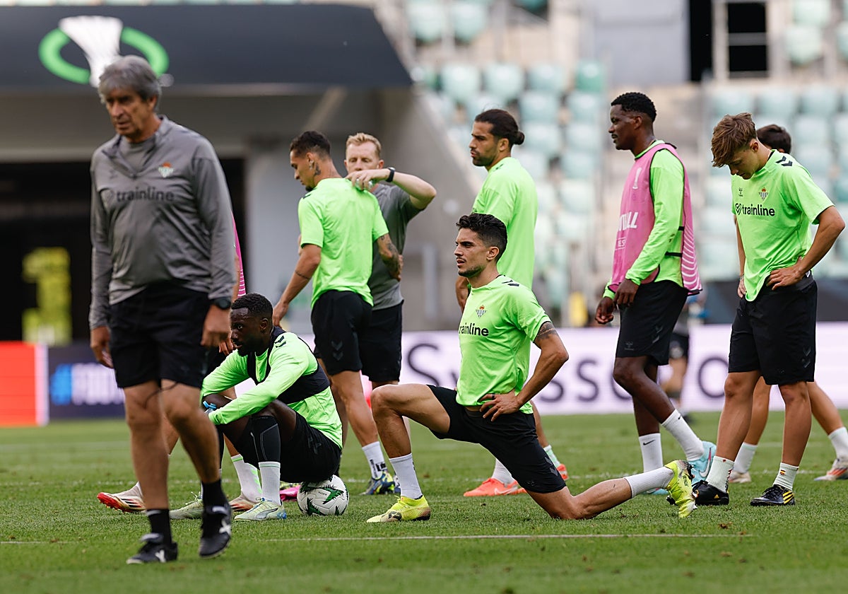 Alineaciones oficiales del Betis - Chelsea de la final de la Conference ...