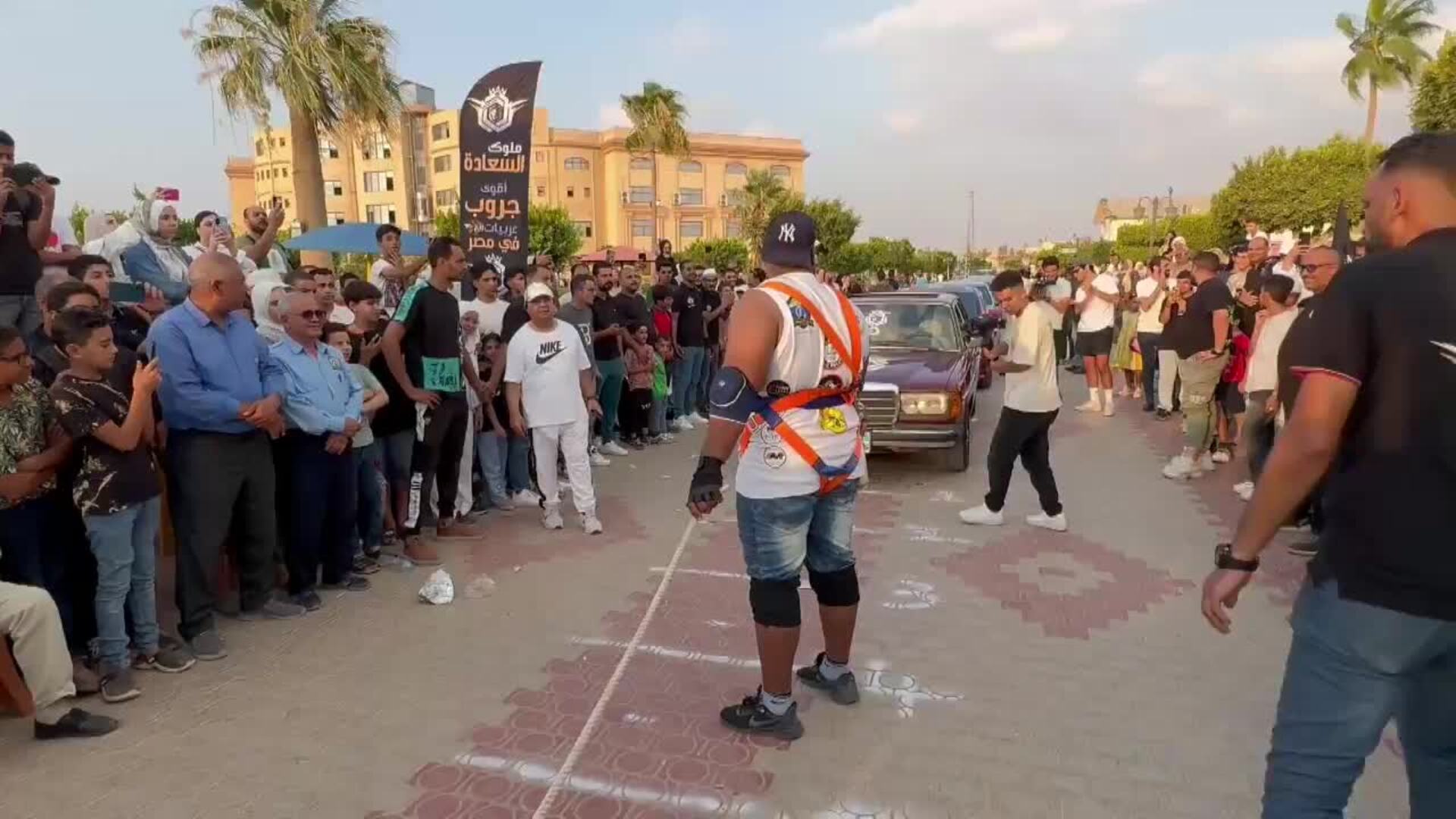 El egipcio Ashraf Mahrous tira de 20 coches a una distancia de 10 metros