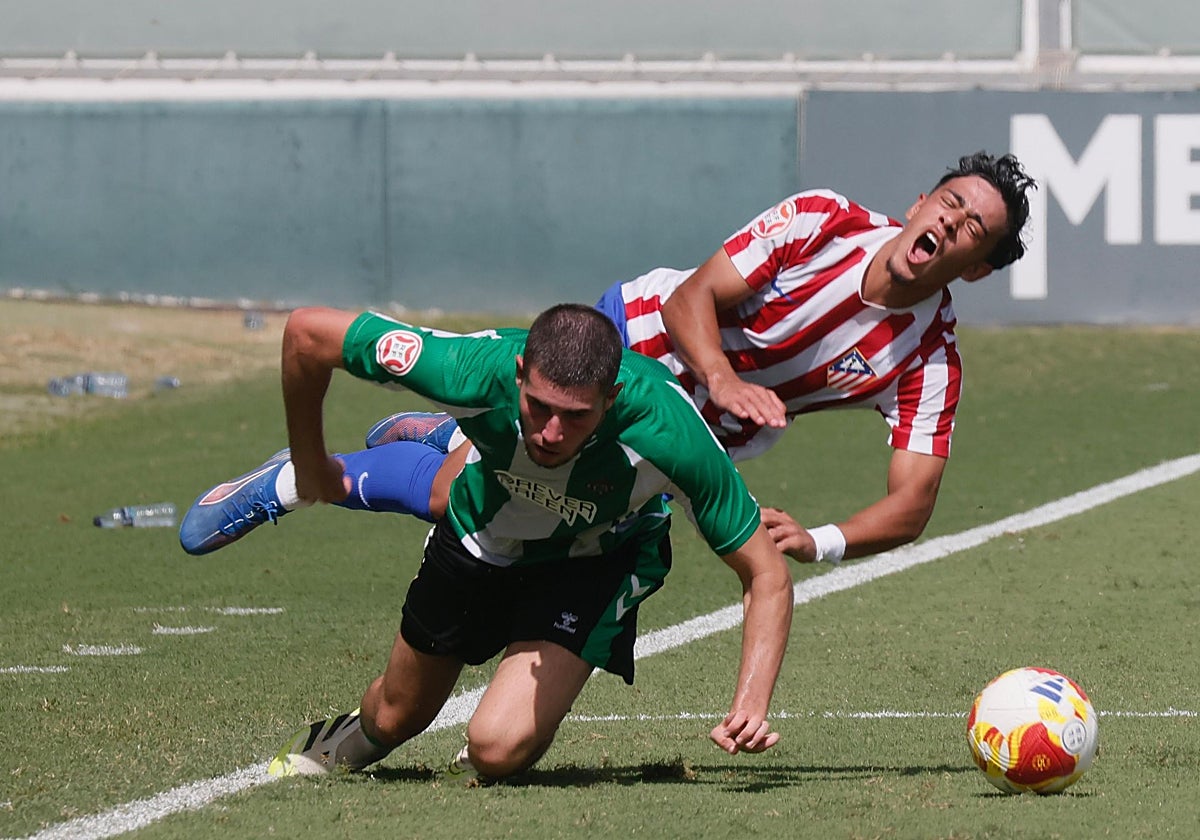 El Betis Deportivo cae ante el Atlético Madrileño condicionado por un penalti y una roja nada ...