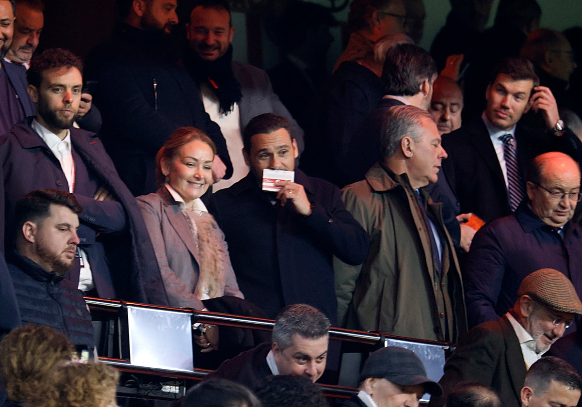 La afición del Sevilla explota contra el palco y se dirige a Del Nido ...