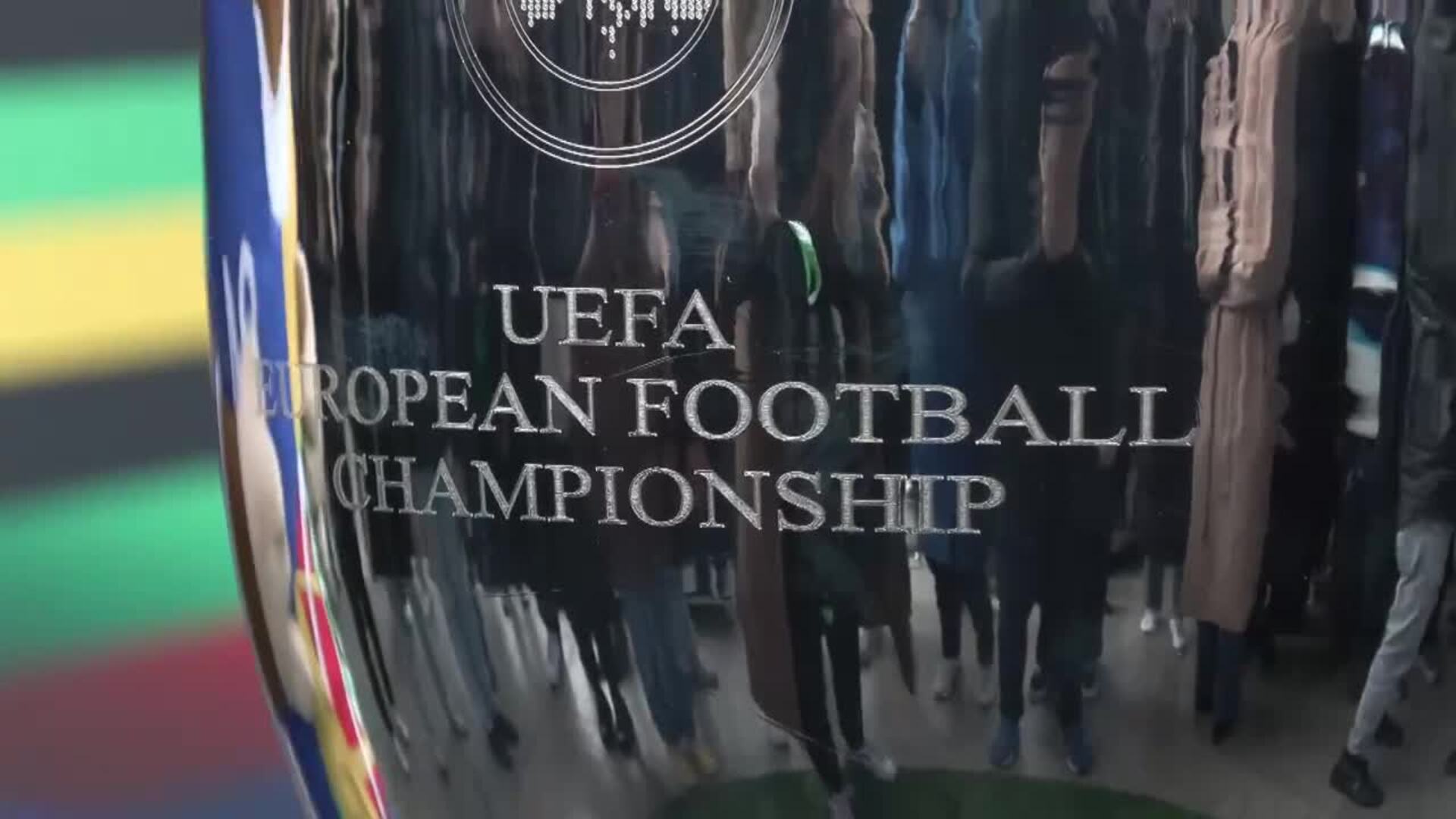 El trofeo de la Eurocopa es presentado en el Estadio Olímpico de Berlín