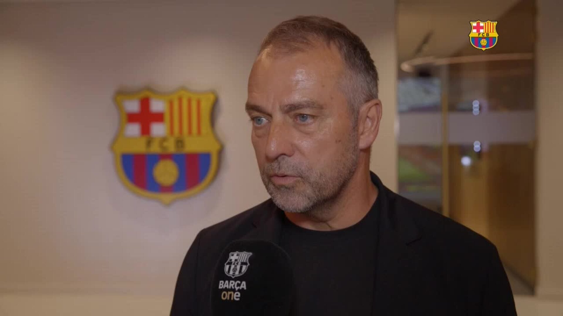 Flick firma su renovación con el Barcelona hasta junio de 2027