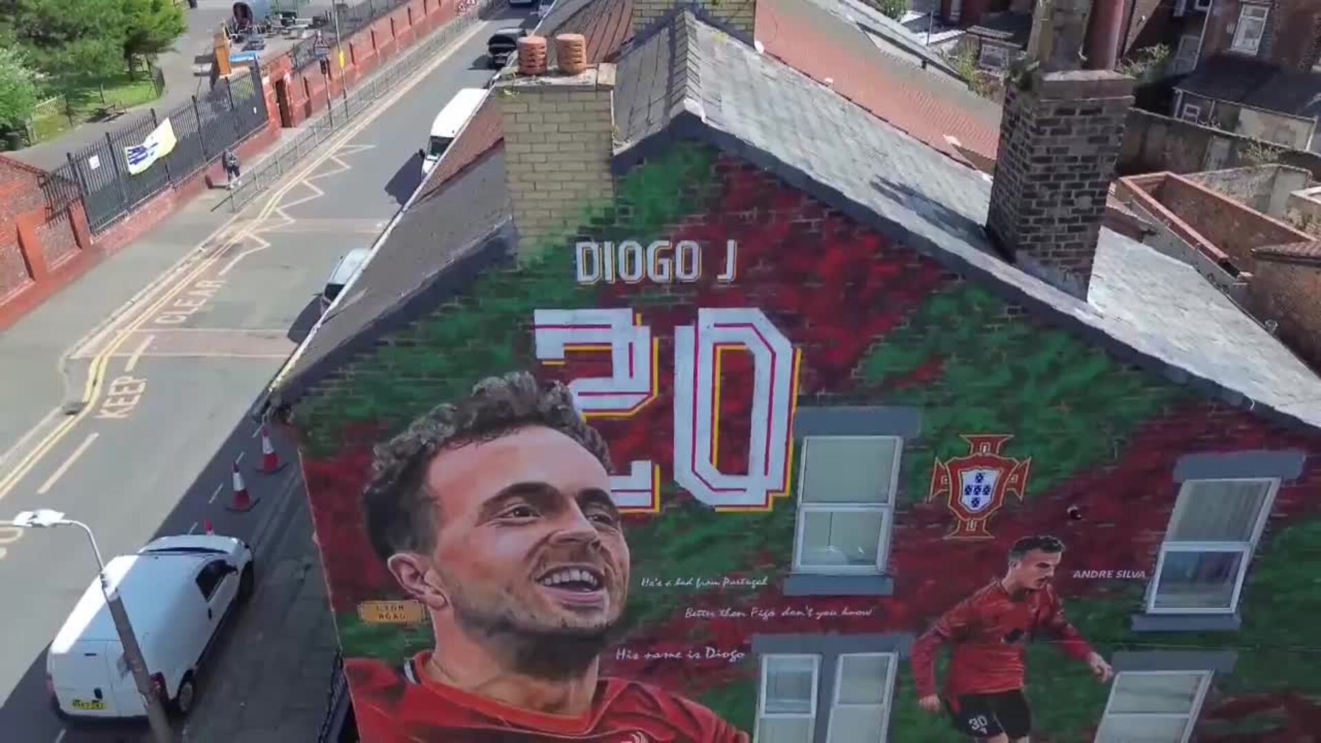 Un mural en honor a Diogo Jota y André Silva aparece cerca del estadio ...