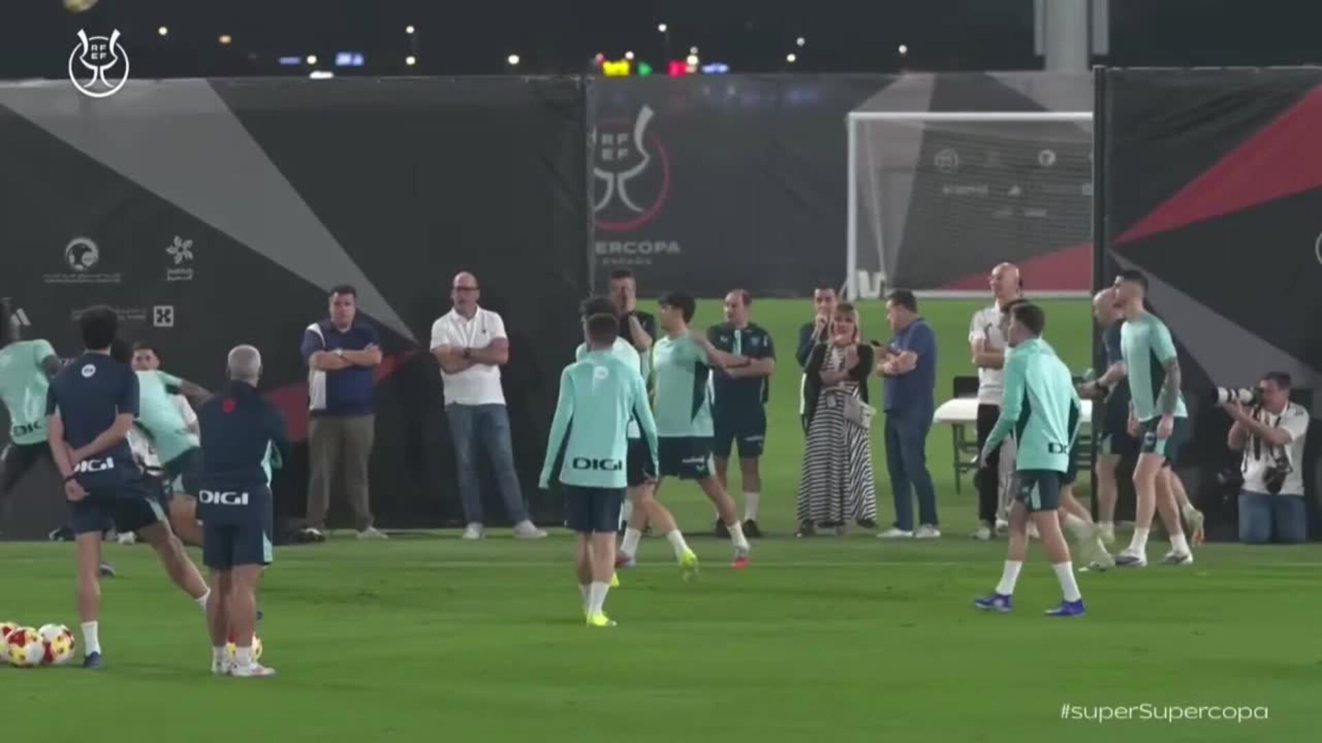 El Athletic Club completa su primer entrenamiento en Yeda antes de la ...