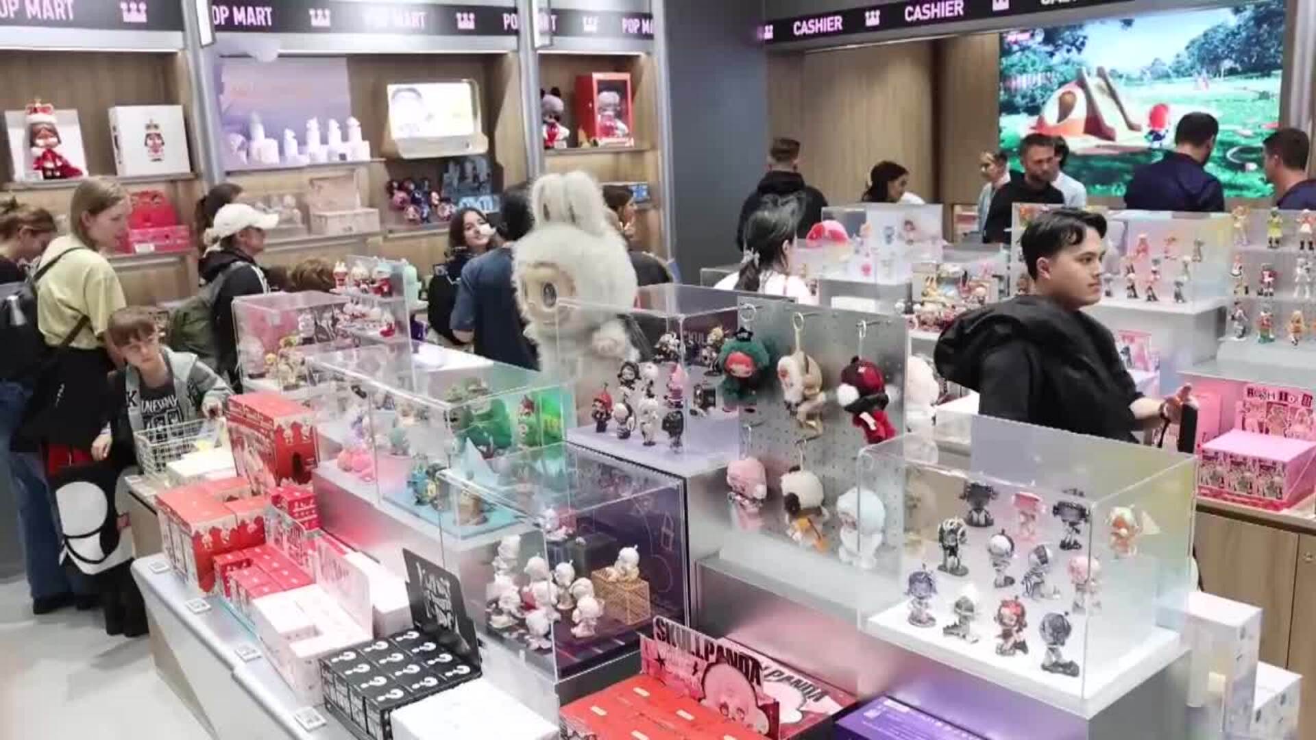 Pop Mart abre en Berlín su primera tienda en Alemania con multitud de ...