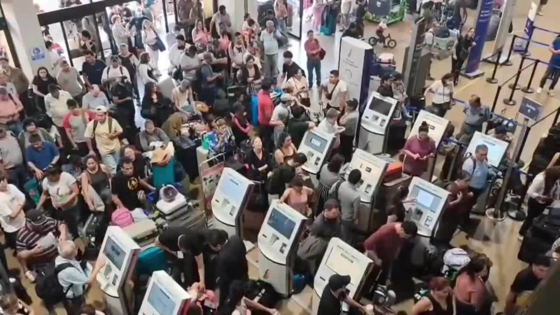 Incendio obliga a suspender por horas los servicios en el Aeropuerto Internacional de Viru Viru