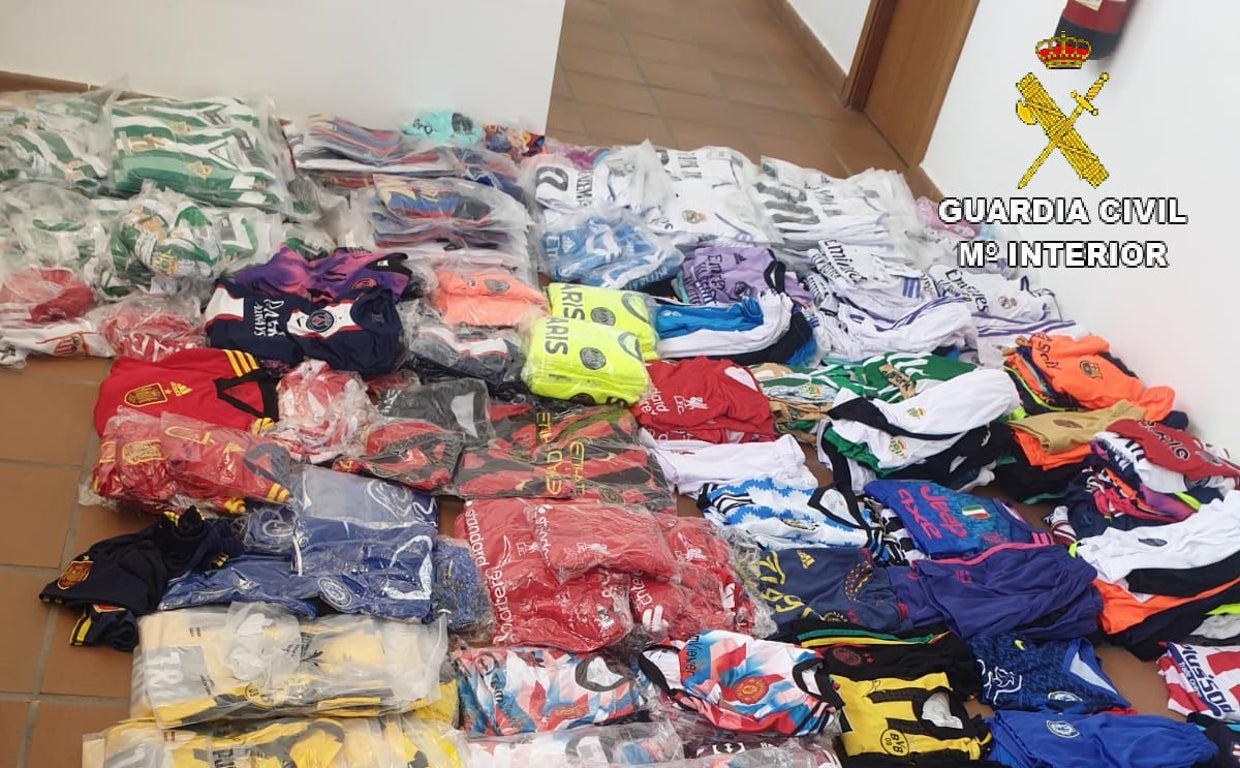 Intervenidas un millar prendas deportivas falsificadas en Matalascañas