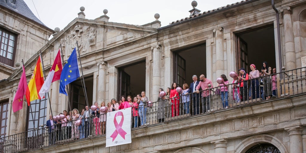Lazo rosa en las Casas Consistoriales de Toledo para concienciar contra ...