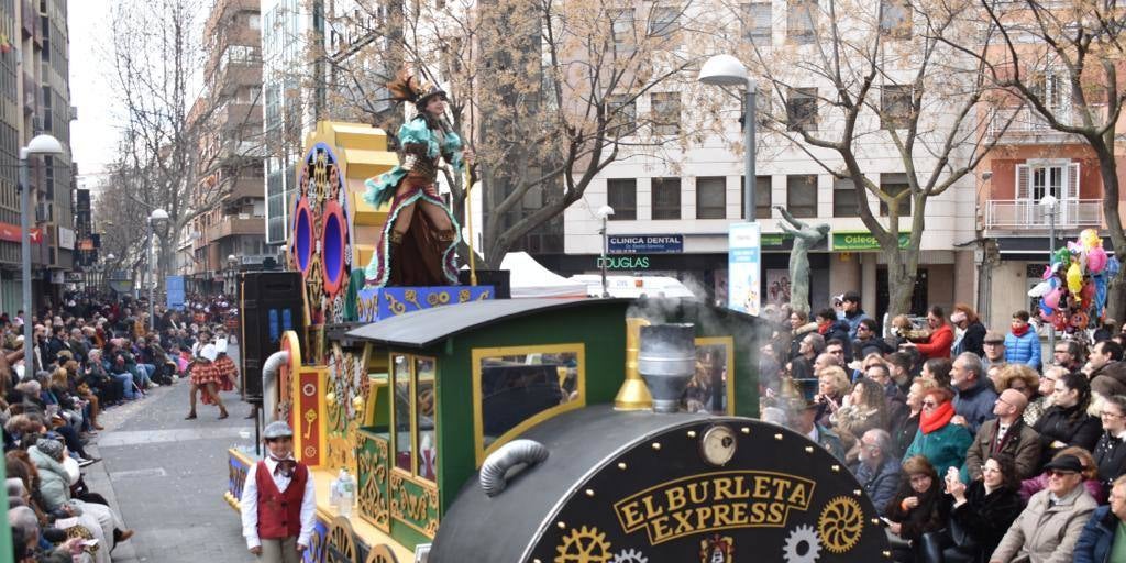 El Burleta revoluciona el desfile del Domingo de Piñata de Ciudad Real