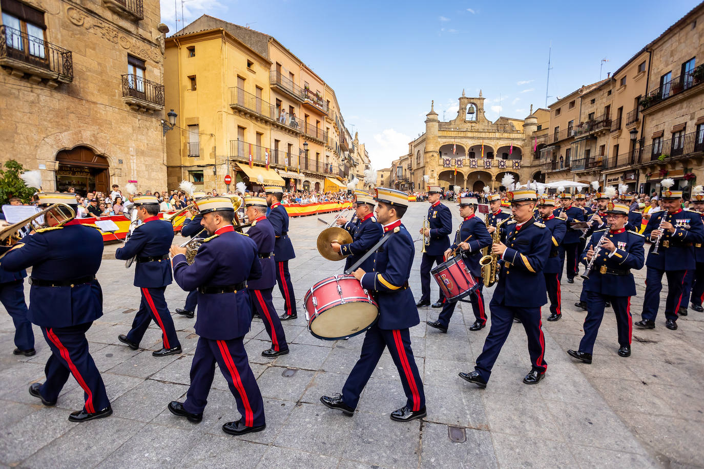Vistoso y aclamado despliegue de la Guardia Real en Ciudad Rodrigo