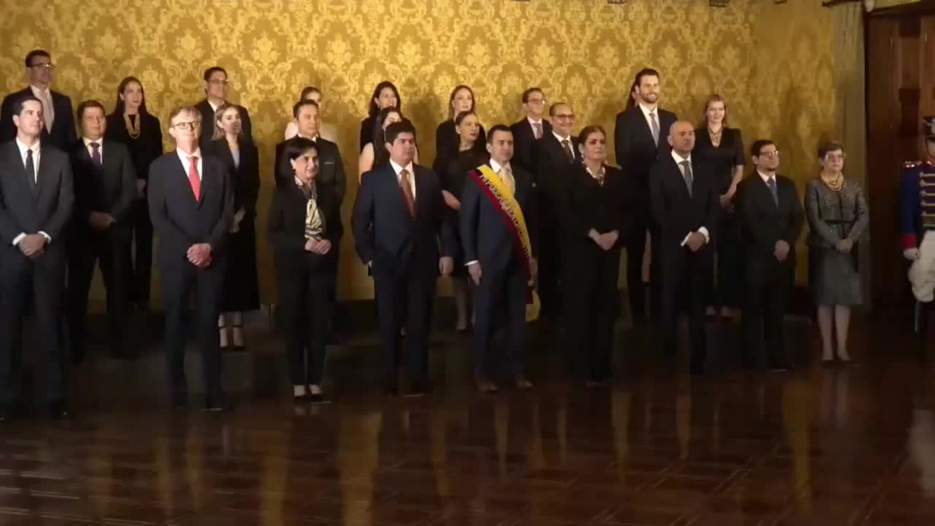 El presidente de Ecuador posa en foto oficial con su gabinete y sin su ...
